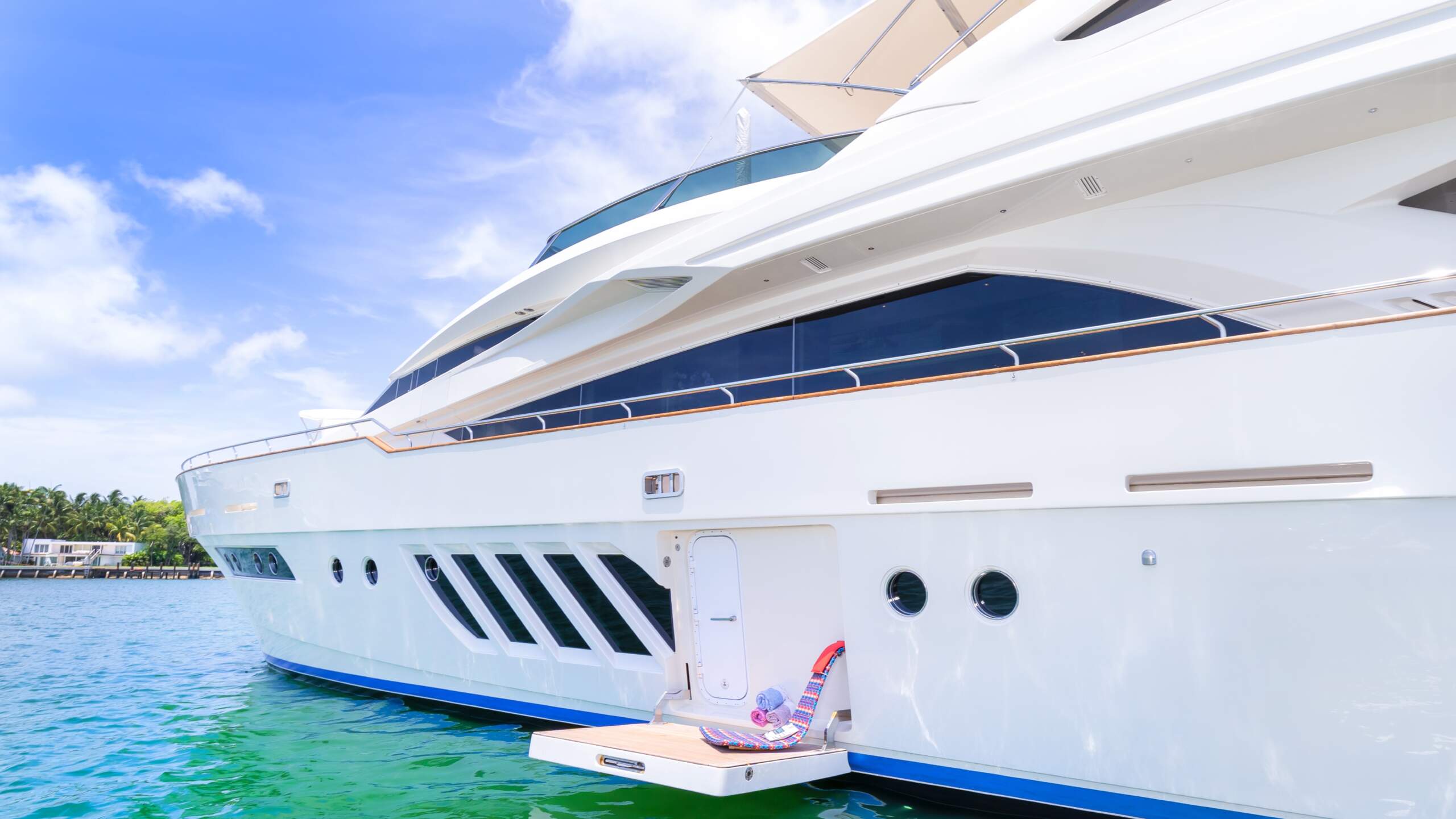 100 ft Dominator Yacht Rental in Miami, FL | Luxury 100 ft Dominator ...